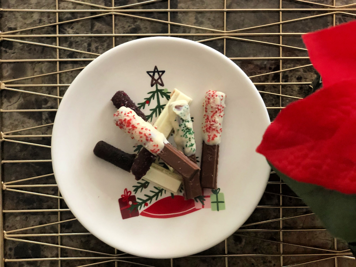 Sweet Idea: Dipped Kit Kat Mason Jar Holiday Gift Idea